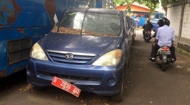 Melihat Puluhan Mobil Operasional DPR yang Terbengkalai | kumparan.com