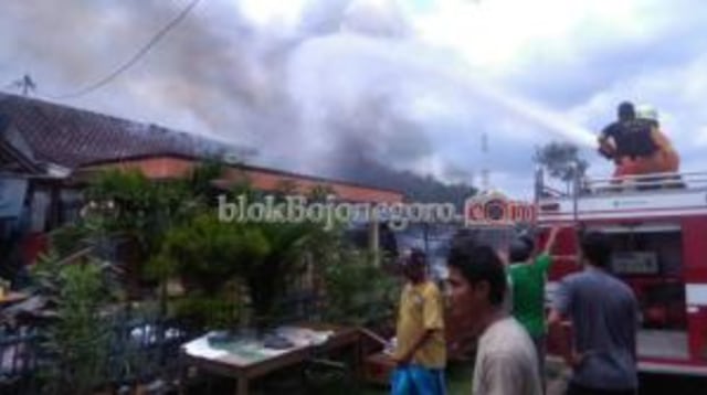 Diduga Konsleting Listrik, 3 Rumah di Bojonegoro Terbakar | kumparan.com