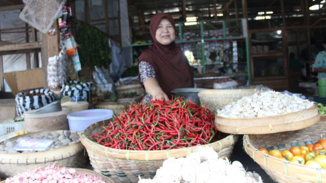 Jelang Natal dan Tahun Baru 2018, Harga Bahan Pokok di Pasar Blora Mulai Naik | kumparan.com