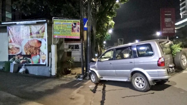 Diduga Mengantuk, Pengemudi Mobil Tabrak Tiang Listrik di Duren Tiga | kumparan.com