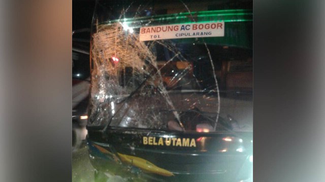 Kecelakaan Beruntun 2 Mobil dan 1 Bus Terjadi di KM 35 Tol Bambu Apus ...