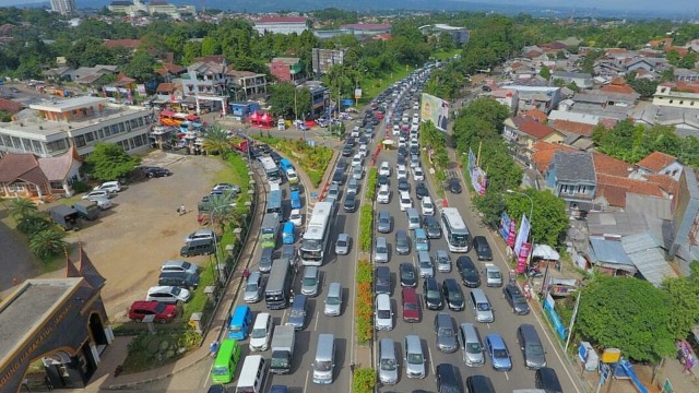 Puncak Masih Jadi Primadona, Ini Foto Kemacetan via Drone | kumparan.com