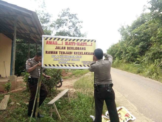 Satlantas Polres Landak, Sebar Spanduk Imbauan Keselamatan Berlalu Lintas | kumparan.com
