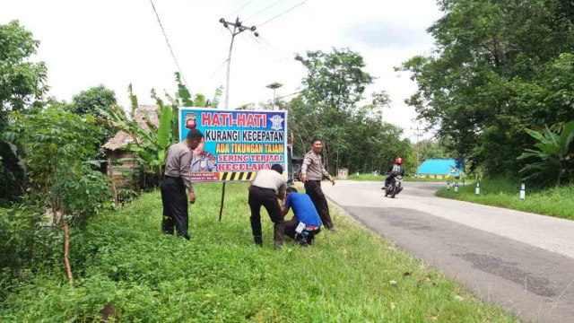 Satlantas Polres Landak, Sebar Spanduk Imbauan Keselamatan Berlalu Lintas | kumparan.com