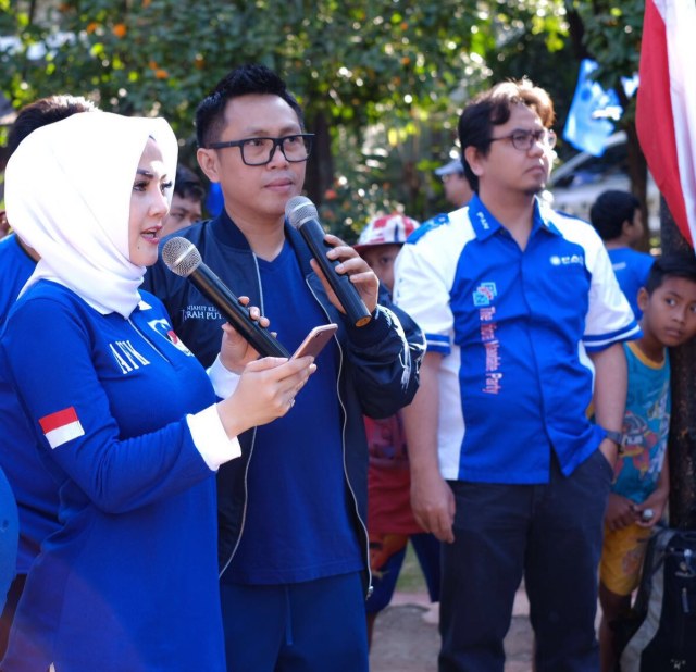 Ade Fitrie Kirana dan Eko Patrio Ajak Warga Senam Bareng | kumparan.com Ade Fitrie Kirana dan Eko Patrio Ajak Warga Senam Bareng | kumparan.com
