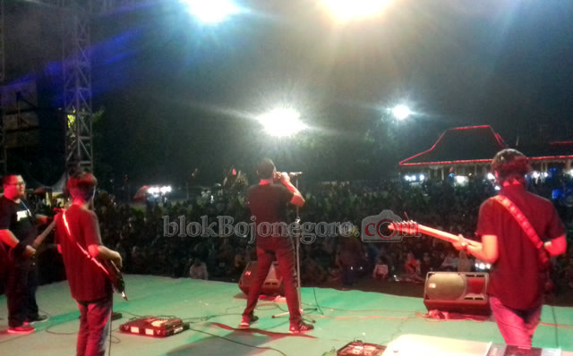 6 Band Meriahkan Malam Pergantian Tahun di Alun Alun Bojonegoro | kumparan.com