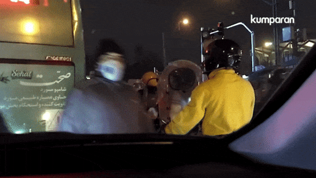 Video: Mobil WNI Digedor di Tengah Demo Besar Iran | kumparan.com