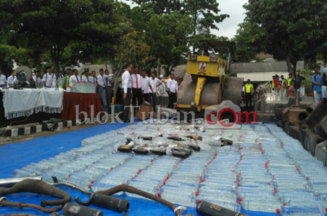 Ribuan Liter Arak Dimusnahkan | kumparan.com