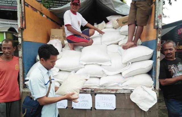 Tekan Gejolak Harga Beras, Bulog Operasi Pasar di Kota Blitar | kumparan.com