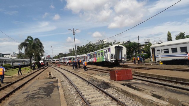 Bus Vs Argo Parahyangan di Karawang, Perjalanan KA Terganggu | kumparan.com