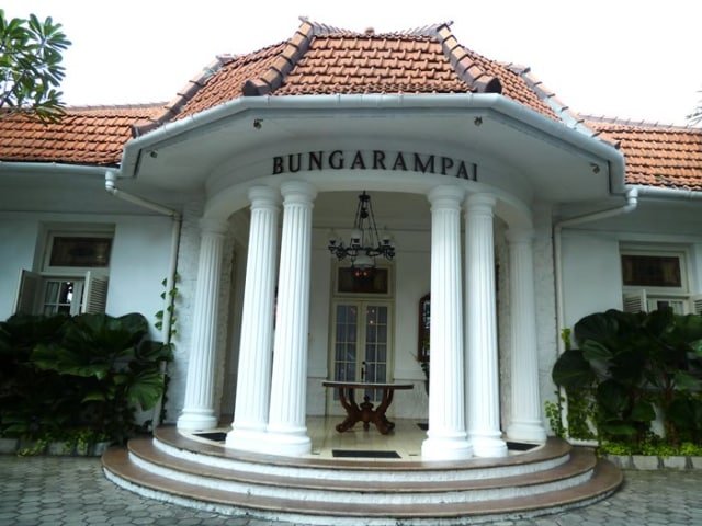 8 Restaurant Bersejarah di Indonesia, Sudah Pernah Mencoba? | kumparan.com