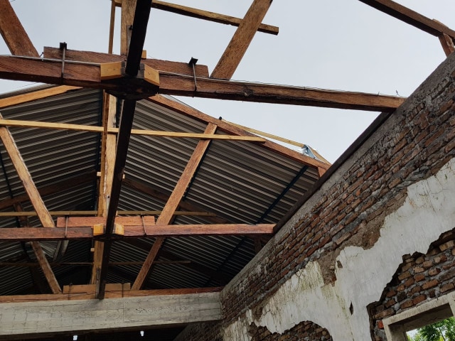 Atap Pondok Pesantren di Probolinggo Hancur Diterjang Puting Beliung ...