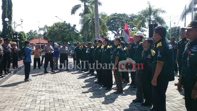 Tolak LGBT, GMBI Tuban Demo di Kantor Dewan | kumparan.com