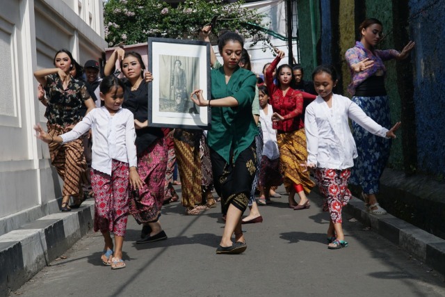 17 Perempuan Menari di 'Bulan Cinta Ibu Bangsa Inggit Garnasih ...