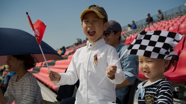 Menggantikan Grid Girl Formula 1 dengan Anak-anak Kecil | kumparan.com