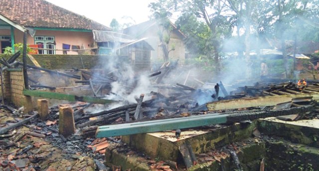 Diduga Konsleting Listrik, Rumah Warga di Jampangkulon Kabupaten Sukabumi Ludes Terbakar ...