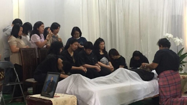 Advent Bangun di Mata Istri: Sosok Emosional yang Perhatian | kumparan.com