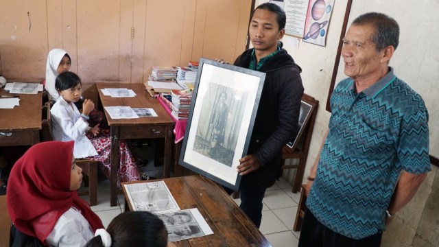 Foto: Beginilah Saat Anak-anak SD Menulis Surat untuk Ibu Inggit ...