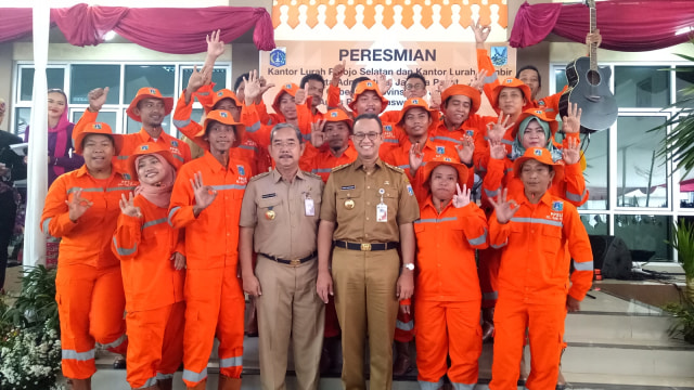 Resmikan Kantor Kelurahan di Gambir, Anies Dihibur Pasukan Oranye ... Resmikan Kantor Kelurahan di Gambir, Anies Dihibur Pasukan Oranye ...