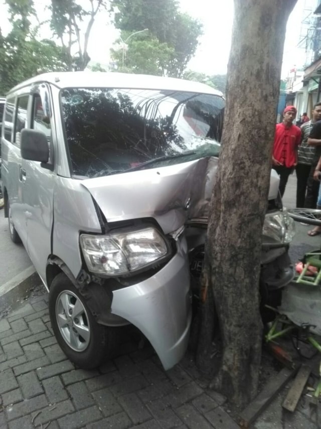 Sopir Diduga Terkena Serangan Jantung, Mobil Tabrak Pohon di Surabaya ...