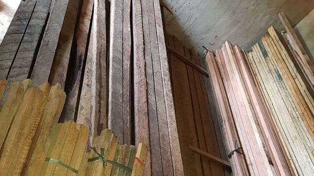 Polda Kalbar Gerebek 3 Gudang Kayu Ilegal, 1.700 Batang Diamankan | kumparan.com