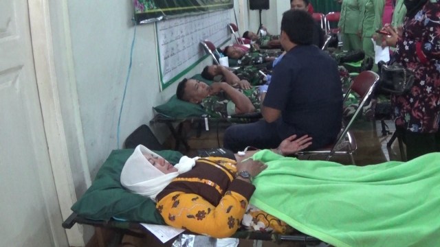 Kepedulian Untuk Kemanusiaan Dalam Donor Darah HUT Persit KCK | kumparan.com