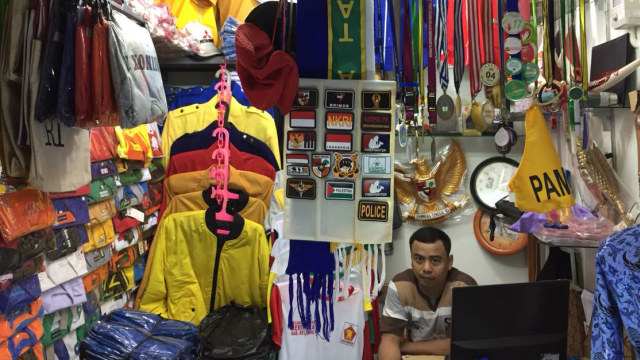 Geliat Bisnis Atribut Parpol Jelang Pilkada di Pasar Senen | kumparan.com Geliat Bisnis Atribut Parpol Jelang Pilkada di Pasar Senen | kumparan.com