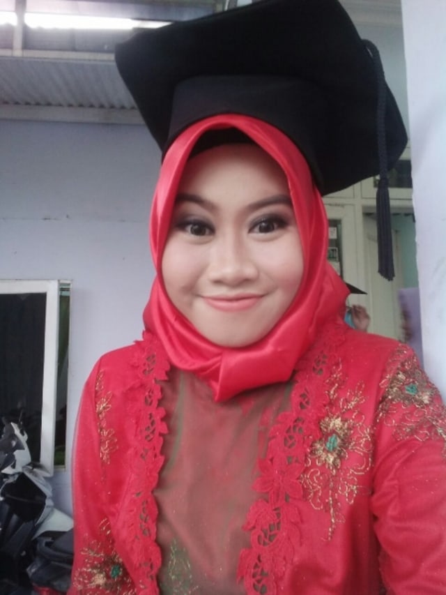 BERANGKAT DARI KETERBATASAN, NADEA LATHIFAH NUGRAHENI JADI WISUDAWAN ...