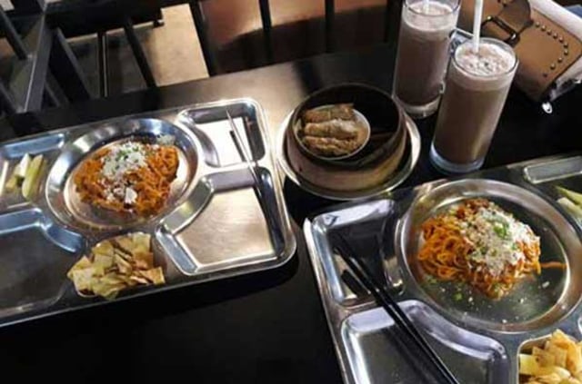 Mie Rampok, Sensasi Makan dengan Piring Rangsum Penjara | kumparan.com