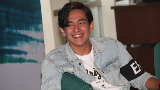 Adipati Dolken Senang Berburu Sepatu di Jepang | kumparan.com Adipati Dolken Senang Berburu Sepatu di Jepang | kumparan.com
