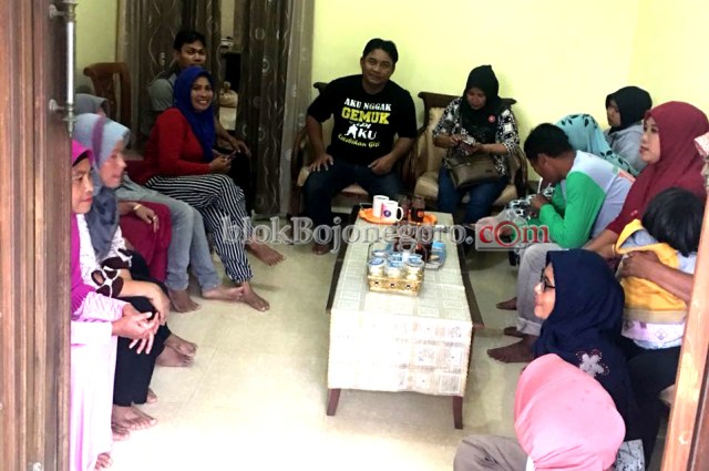 Tak Terima Dirumahkan, Para Buruh Koperasi Ini Wadul Dewan | kumparan.com