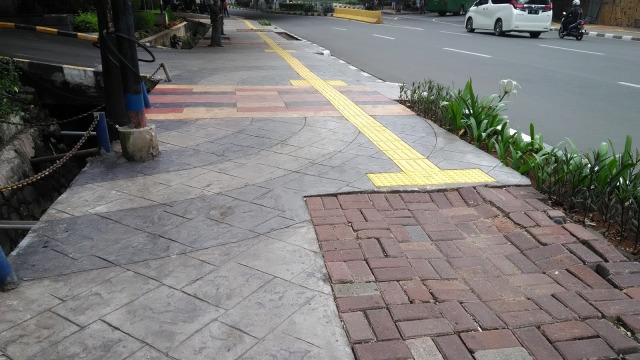 Guiding Block Trotoar Jalan Jenderal Sudirman Pecah di Beberapa Titik ...