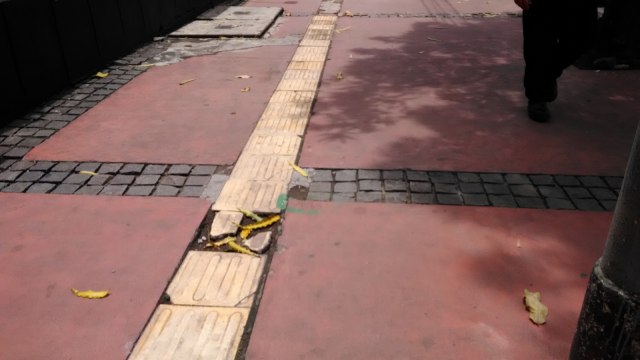 Guiding Block Trotoar Jalan Jenderal Sudirman Pecah di Beberapa Titik ...