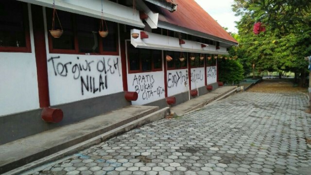 DINDING LABORATORIUM SEBAGAI WADAH ASPIRASI MAHASISWA? | kumparan.com