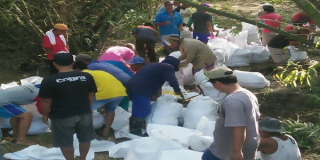 Warga Rahayu Gotong Royong Perbaiki Tanggul Jebol | kumparan.com