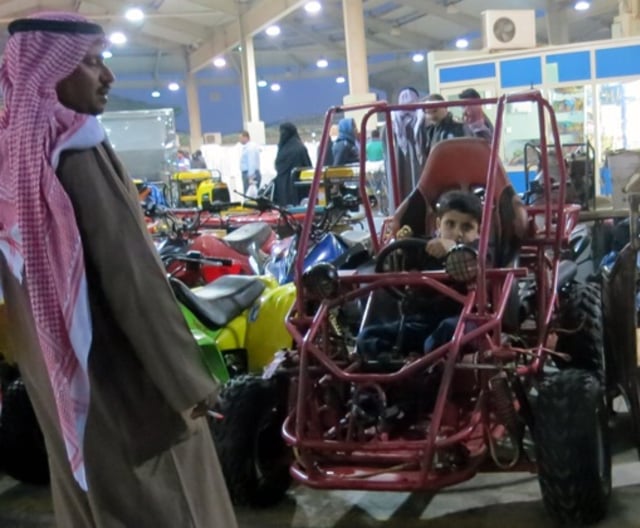 Asyiknya Berburu Barang Koleksi di Pasar Jumat, Kuwait City | kumparan.com