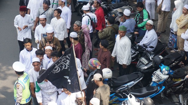 Massa Aksi Bela Islam 64 Mulai Padati Depan Bareskrim Polri | kumparan.com Massa Aksi Bela Islam 64 Mulai Padati Depan Bareskrim Polri | kumparan.com