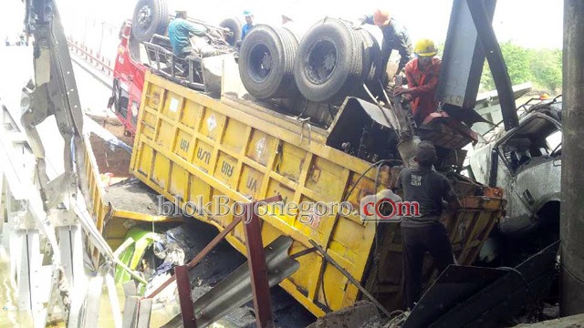 Jembatan Widang-Babat Ambruk, Tim Evakuasi Mulai Potong Bagian Truk ... Jembatan Widang-Babat Ambruk, Tim Evakuasi Mulai Potong Bagian Truk ...