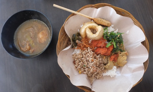 Menikmati Lawar Ayam Asli Denpasar. | kumparan.com