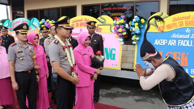 Tangis Haru Iringi Pelepasan AKBP Wahyu S Bintoro | kumparan.com
