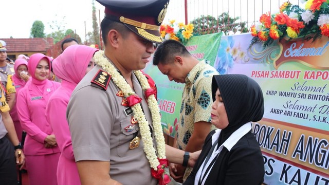 Tangis Haru Iringi Pelepasan AKBP Wahyu S Bintoro | kumparan.com