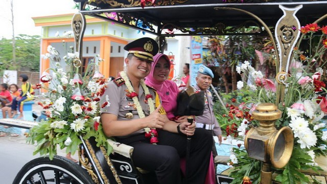Tangis Haru Iringi Pelepasan AKBP Wahyu S Bintoro | kumparan.com