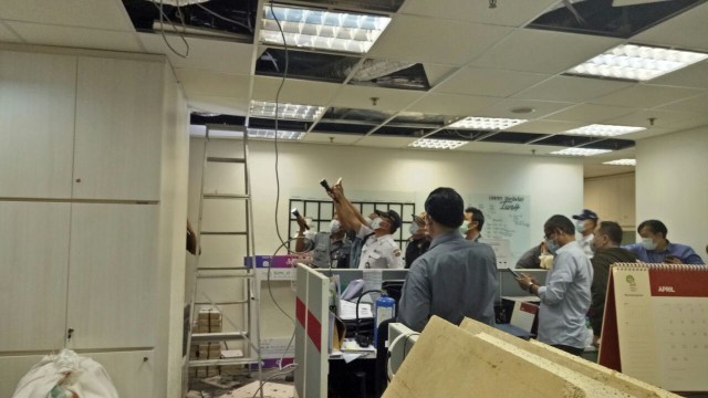 Atap Kantor TICMI di Gedung BEI Terbakar | kumparan.com