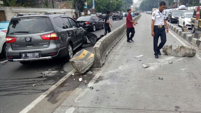 Mobil Tabrak Pembatas Busway di Gambir, Jakarta Pusat | kumparan.com