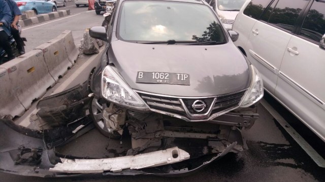 Mobil Tabrak Pembatas Busway di Gambir, Jakarta Pusat | kumparan.com