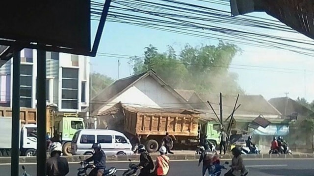 Rem Blong, Truk Tabrak Tiang Listrik di Purwosari | kumparan.com Rem Blong, Truk Tabrak Tiang Listrik di Purwosari | kumparan.com