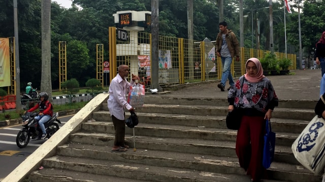 Dadang, Penjual Tisu di Stasiun UI yang Tetap Bekerja di Usia 72 Tahun ...