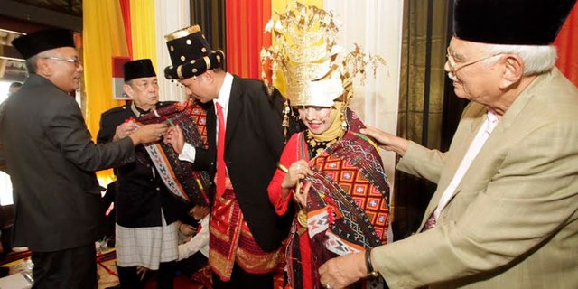 Musa Rajekshah Ditabalkan Marga Lubis, Istri Marga Pulungan | kumparan.com