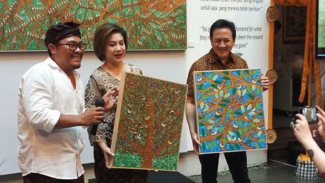 Made Gunawan, Berdiri Dibalik Pohon | kumparan.com