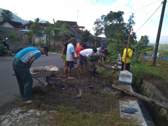BABINSA BERSAMA WARGA GOTONG ROYONG BERSIHKAN SAMPAH DI SEPANJANG JALAN | kumparan.com